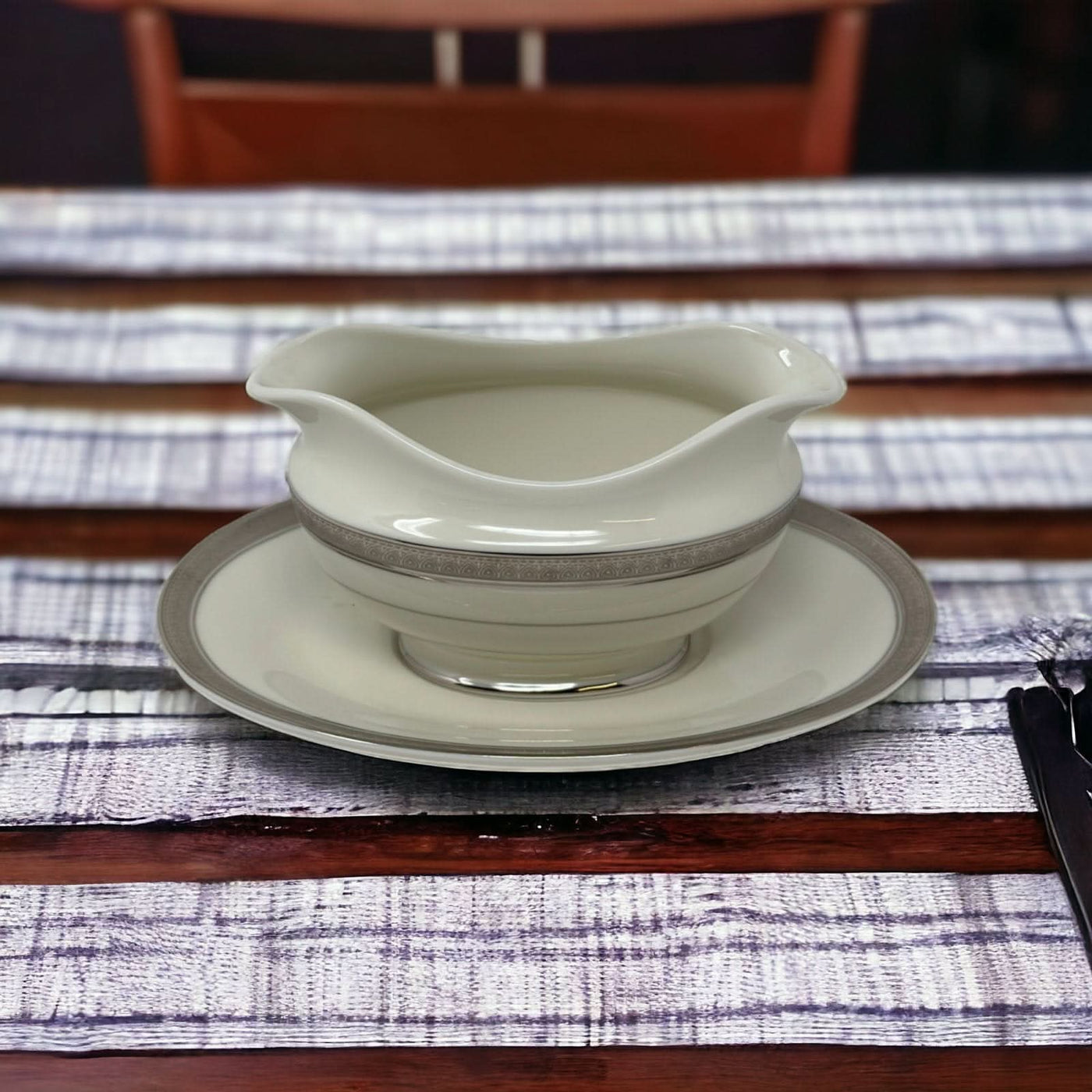Mikasa Palatial Platinum Gravy Boat w/ Stand - Kitchen Smart